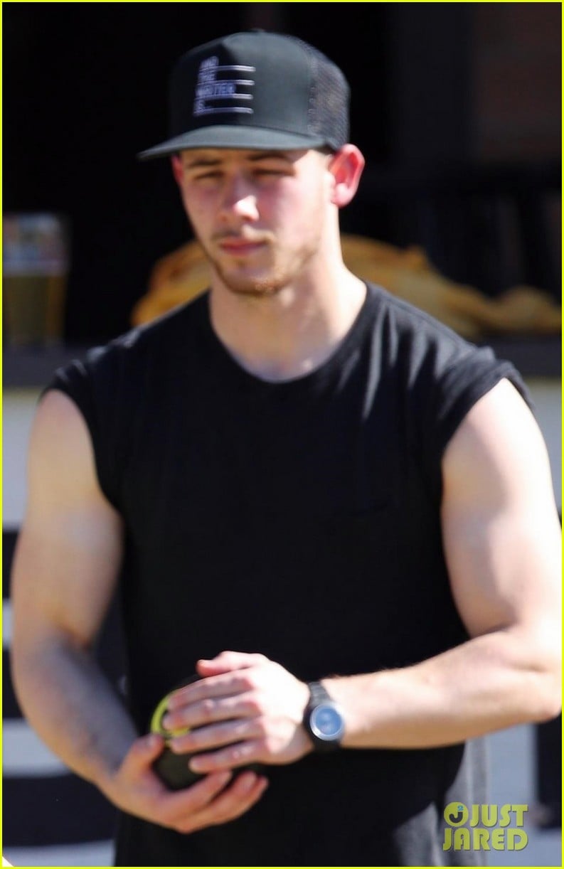 Nick Jonas Shows Off Massive Biceps in Australia! | Photo 1143096 ...