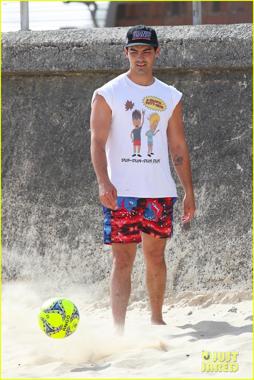 Joe Jonas Hits the Beach with Friends in Sydney | Photo 1141974 - Photo ...