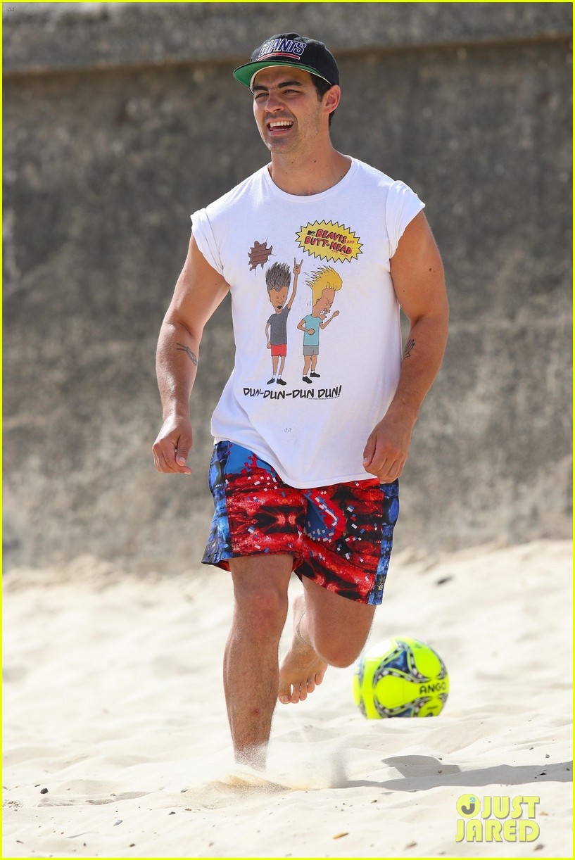 Joe Jonas Hits the Beach with Friends in Sydney | Photo 1141982 - Photo ...