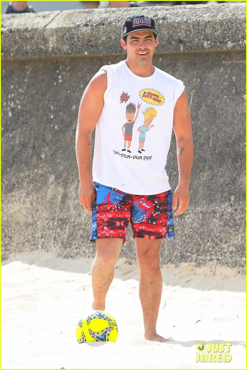 Joe Jonas Hits the Beach with Friends in Sydney | Photo 1141984 - Photo ...