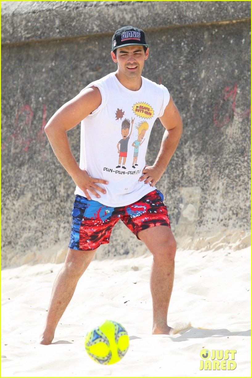 Joe Jonas Hits the Beach with Friends in Sydney | Photo 1141987 - Photo ...