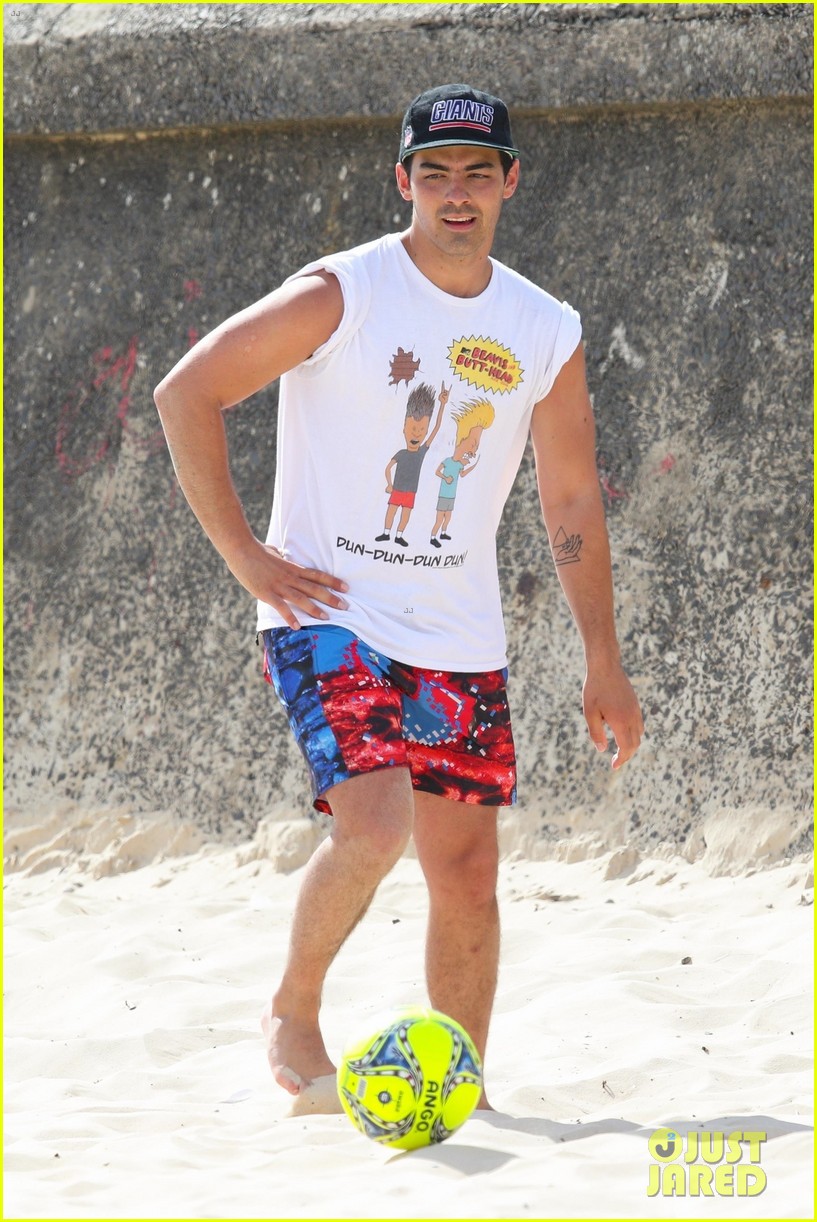 Joe Jonas Hits the Beach with Friends in Sydney | Photo 1141989 - Photo ...