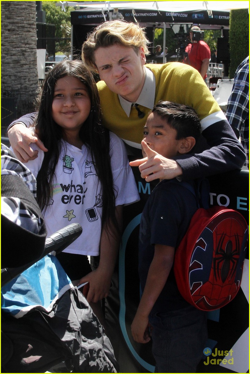 Jace Norman Takes Funny Pics With All His Fans | Photo 1148195 - Photo ...