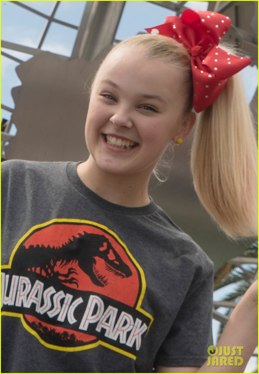 JoJo Siwa Escapes Raptor Encounter at Universal Studios Hollywood ...