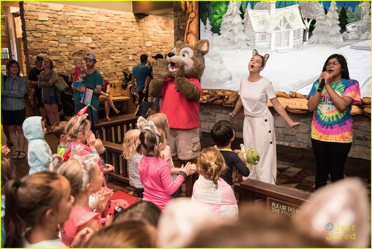 Bailee Madison Takes Fun Family Vacation To Great Wolf Lodge in ...