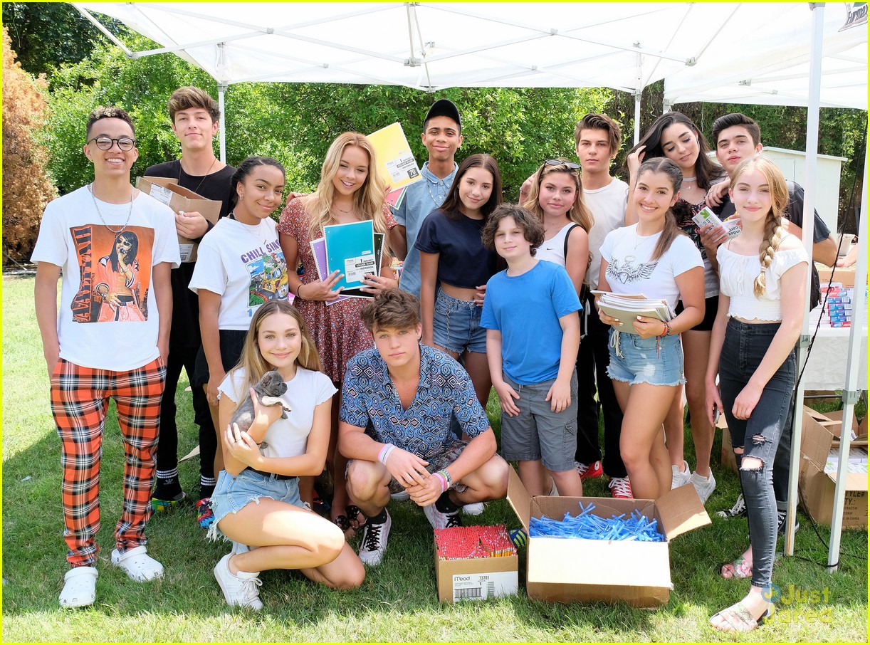 Maddie & Mackenzie Ziegler Pack 750 Backpacks For LA Foster Care Kids ...