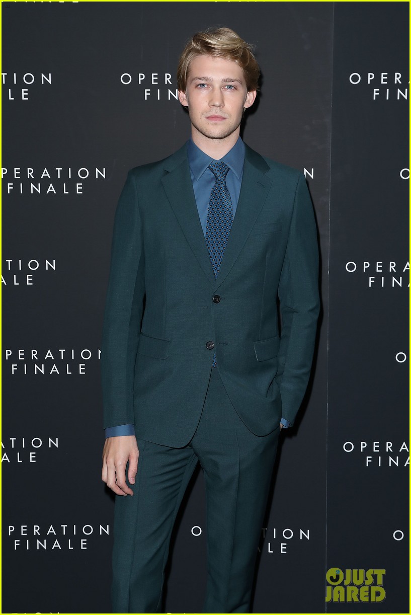 Joe Alwyn Look So Handsome at His Movie Premiere! | Photo 1179165 ...