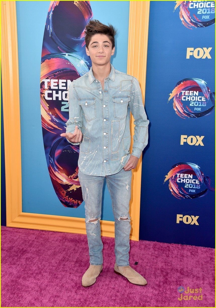 Asher Angel Hits Teen Choice Awards 2018 with Mason Ramsey | Photo ...
