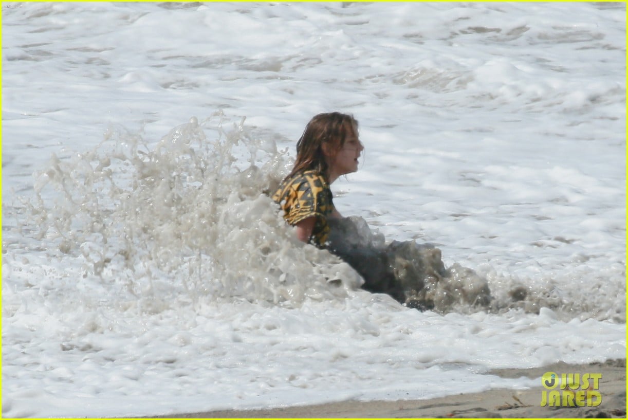 Millie Bobby Brown Films Emotional 'Stranger Things' Scene at the Beach ...