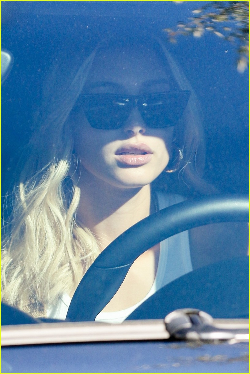 Hailey Baldwin Looks Pretty While Making a Quick Trip to the Salon ...