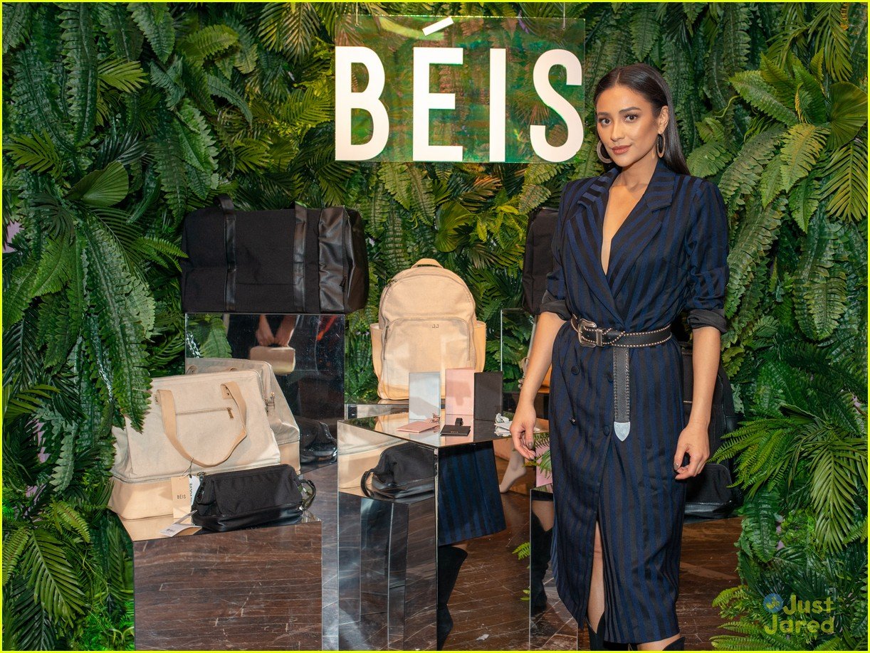 Shay Mitchell Hosts Beis Meet & Greet With Fans in NYC | Photo 1195281 ...