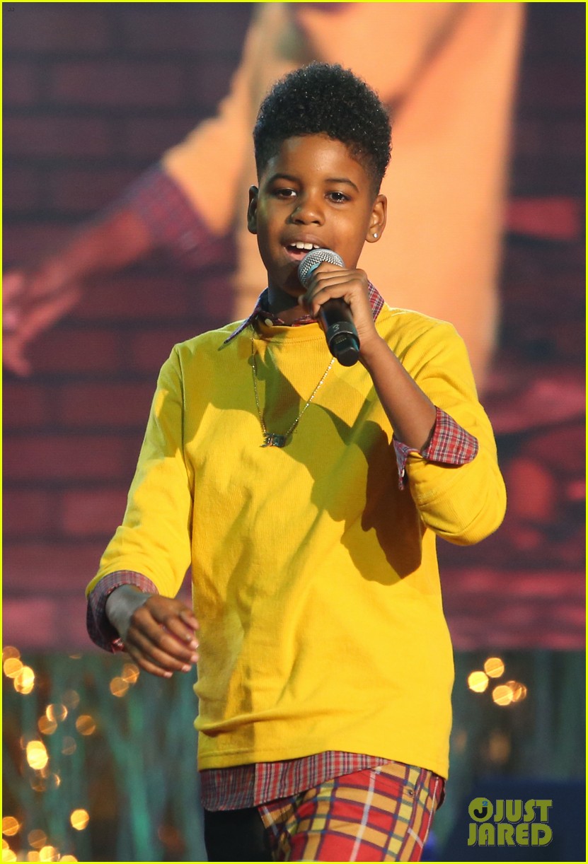 Daya & Lindsey Stirling Help The Grove Light Their Christmas Tree ...