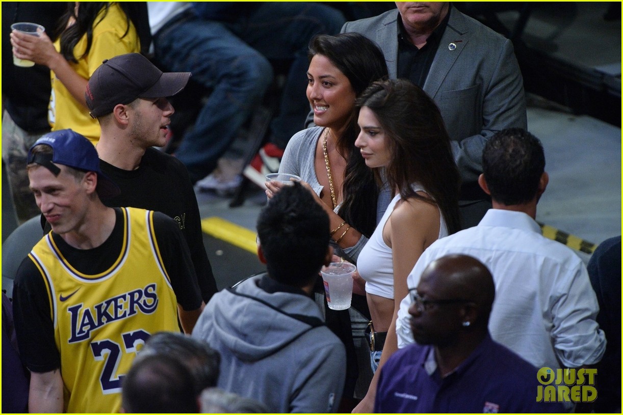 Nick Jonas & Joe Jonas Hang Out Together at the Lakers Game in Los ...