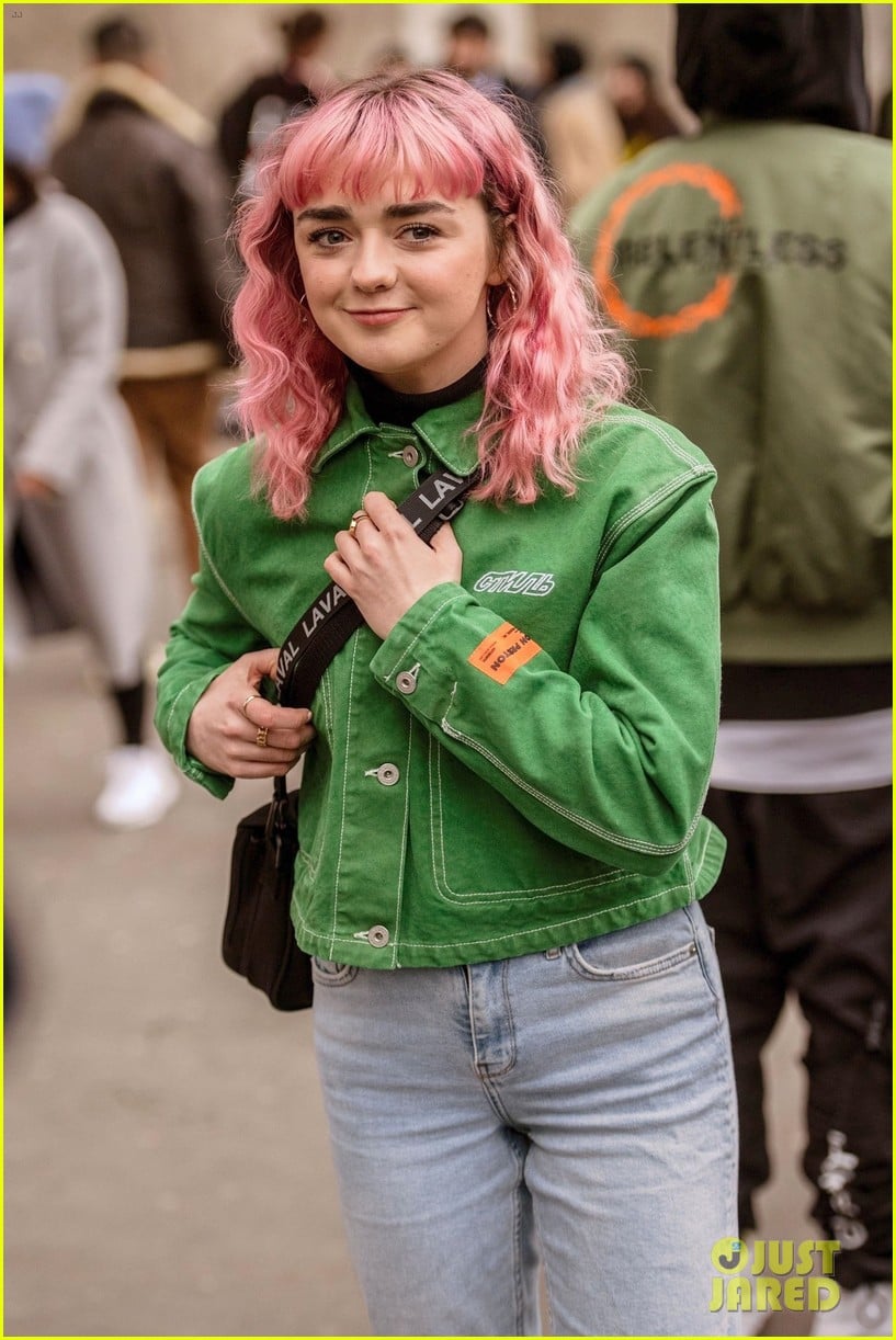 Maisie Williams is All Smiles While Showing Off Her Pink Hair! | Photo ...