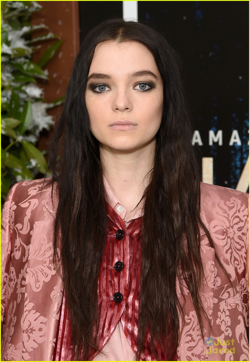 Esme Creed-Miles Stuns in Pink Suit at 'Hanna' Premiere in NYC | Photo ...