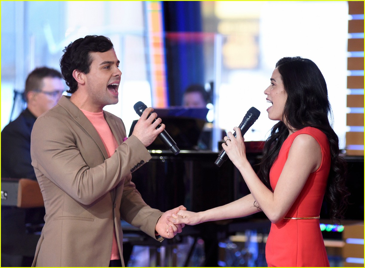 Disney's Broadway Stars Sing Mash-Up From 'Frozen,' 'Aladdin,' 'The ...