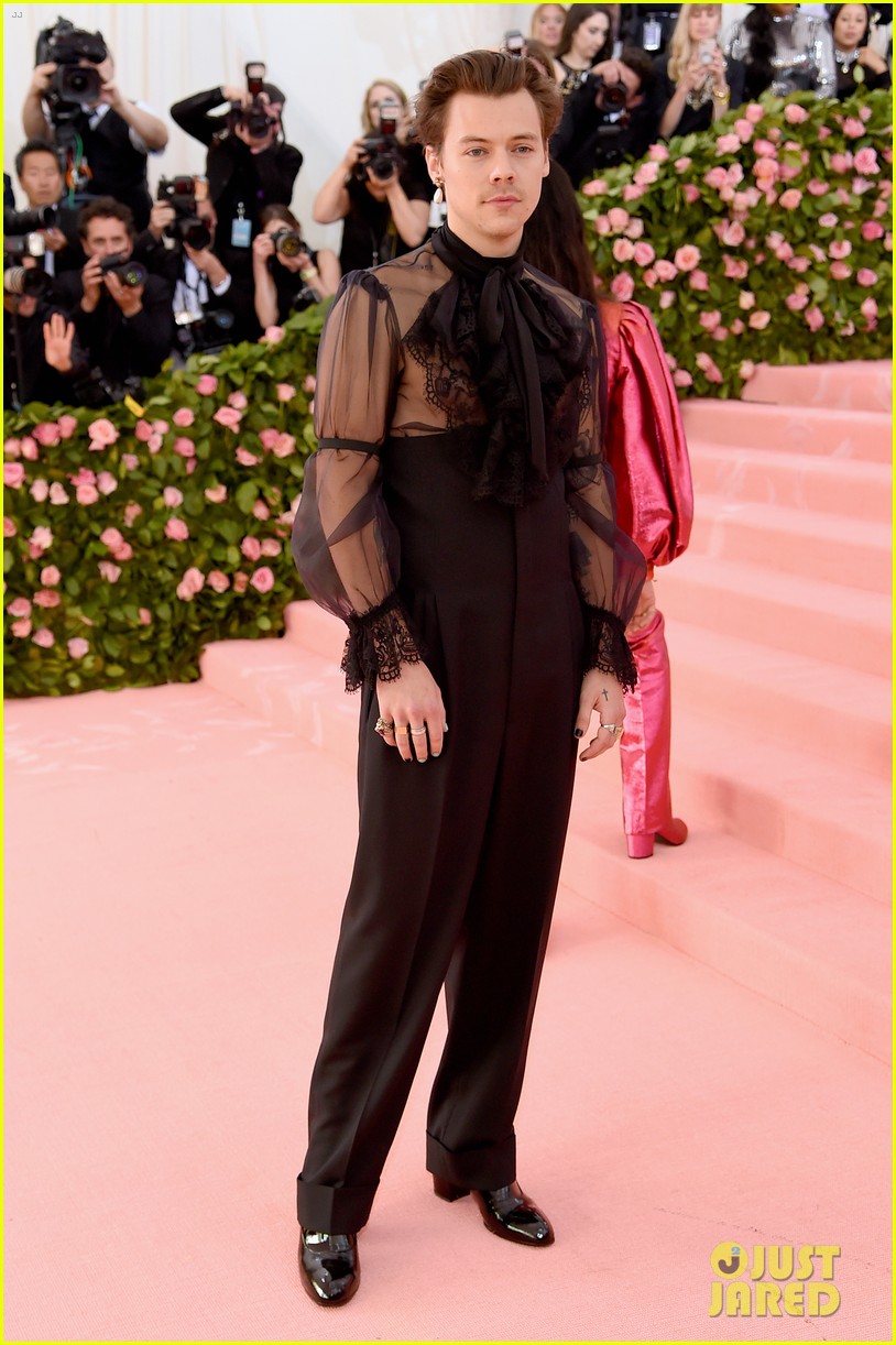 Harry Styles Wears One Pearl Earring At Met Gala 2019 | Photo 1233173 ...
