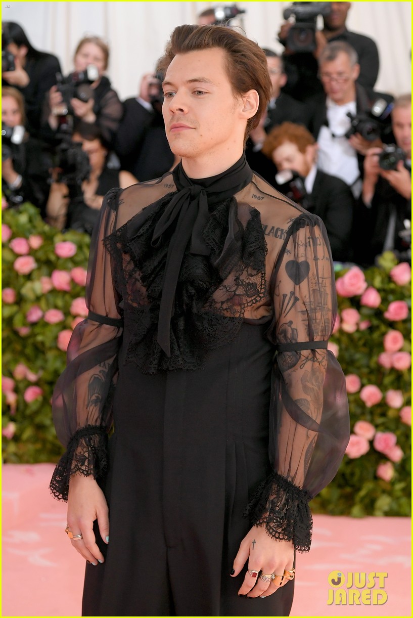 Harry Styles Wears One Pearl Earring At Met Gala 2019 | Photo 1233176 ...