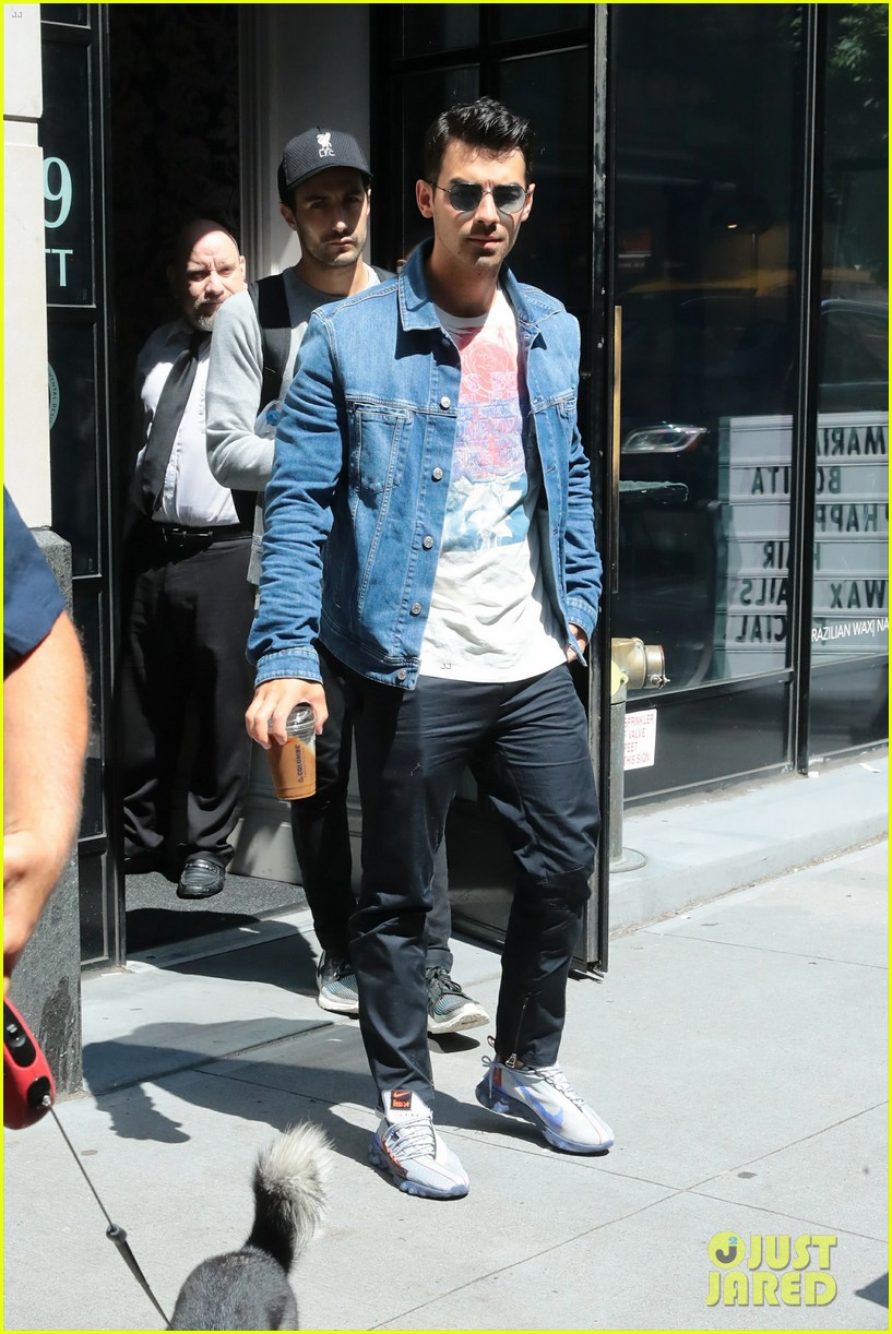 Joe Jonas Picks Up Iced Coffee Before Heading to Rehearsals | Photo ...