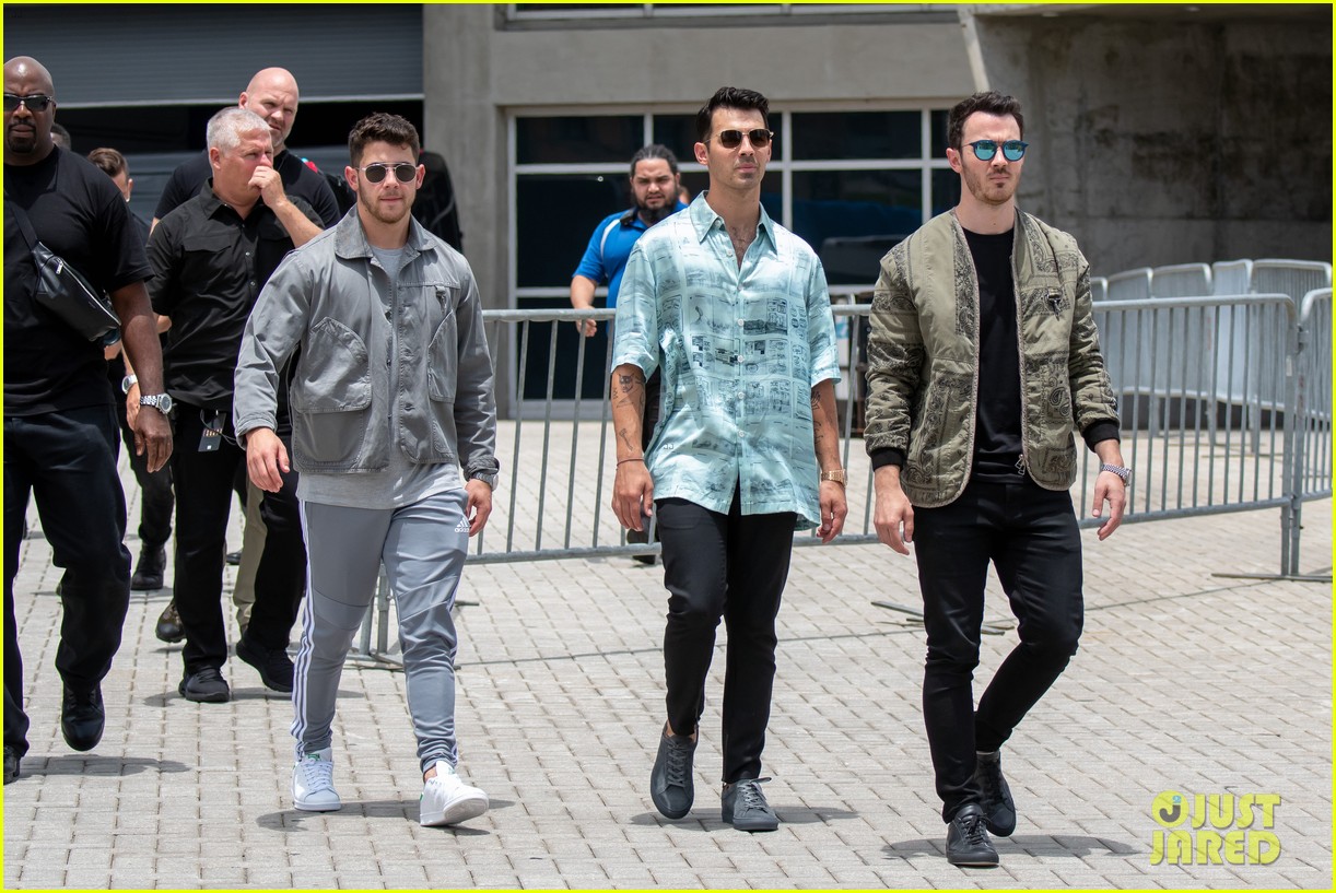 Nick, Kevin & Joe Jonas Meet Some Waiting Fans Outside Concert Venue ...