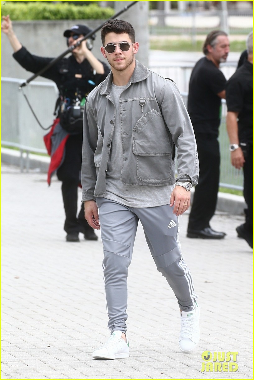 Nick, Kevin & Joe Jonas Meet Some Waiting Fans Outside Concert Venue ...