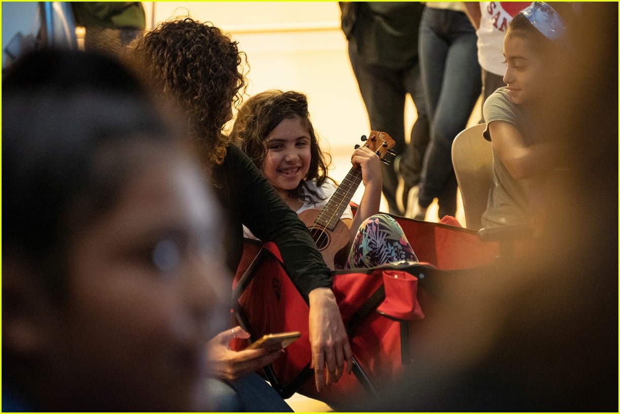 The Lion King's JD McCrary Sings for Kids at Children's Hospital ...