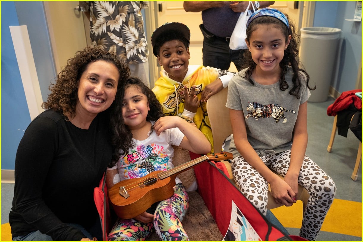 The Lion King's JD McCrary Sings for Kids at Children's Hospital ...