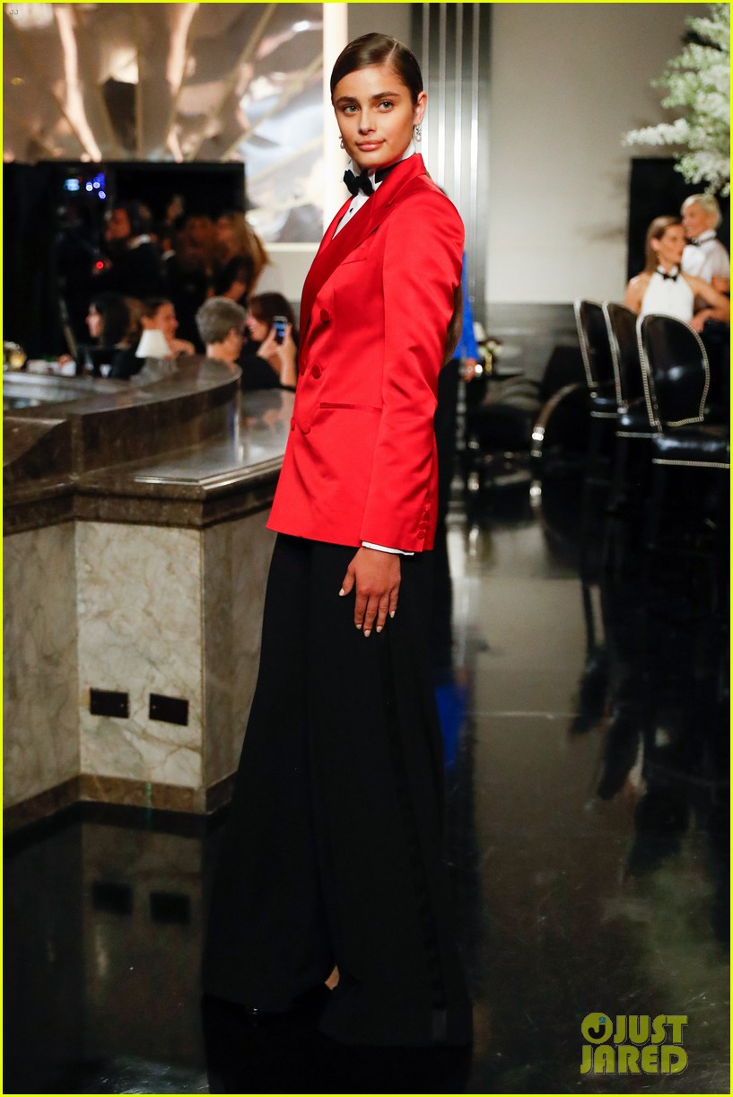 Bella Hadid & Sister Gigi Slay the Runway for Ralph Lauren! | Photo ...