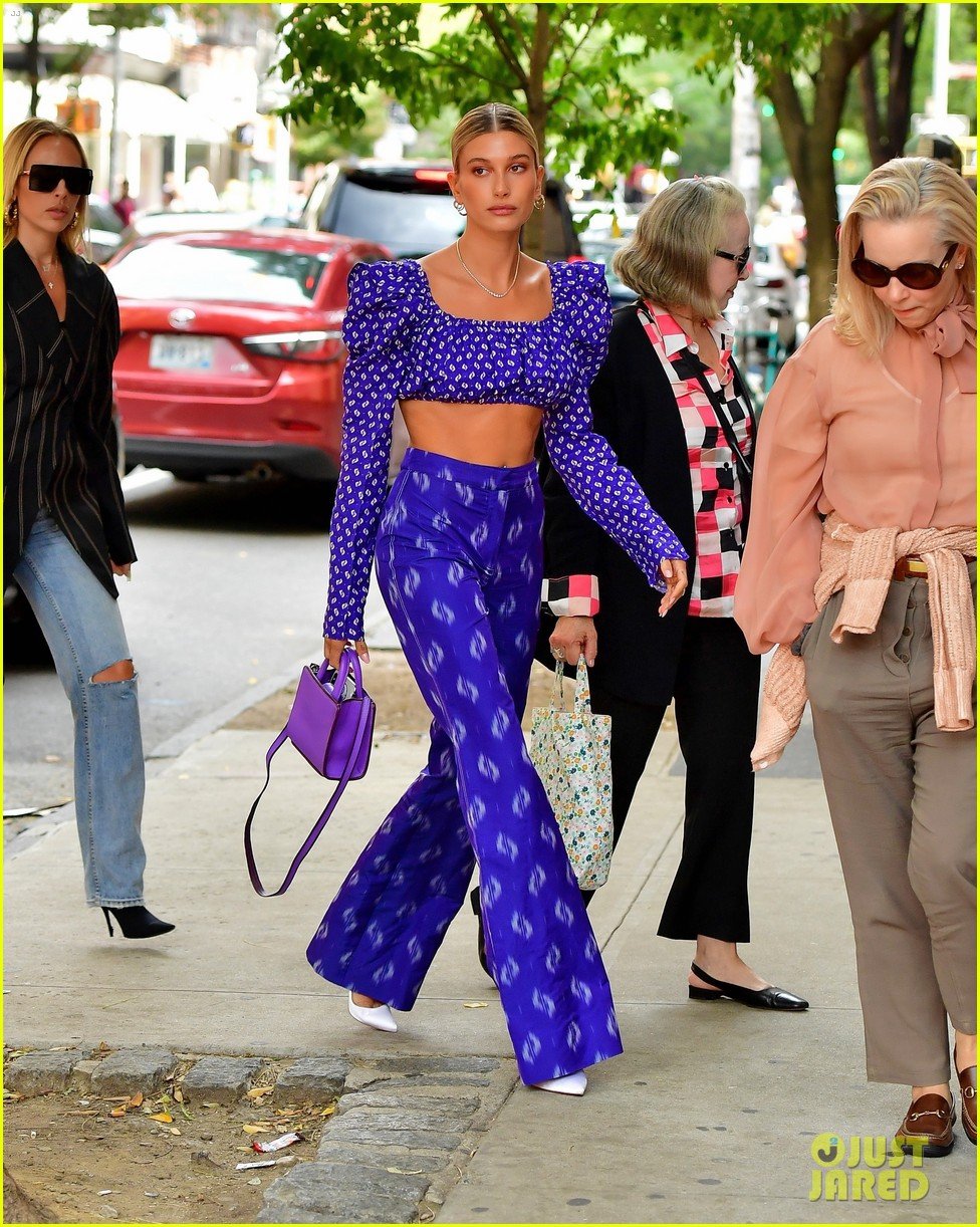 Hailey Bieber Shows Off Her Abs In Bright Blue Outfit | Photo 1258363 ...