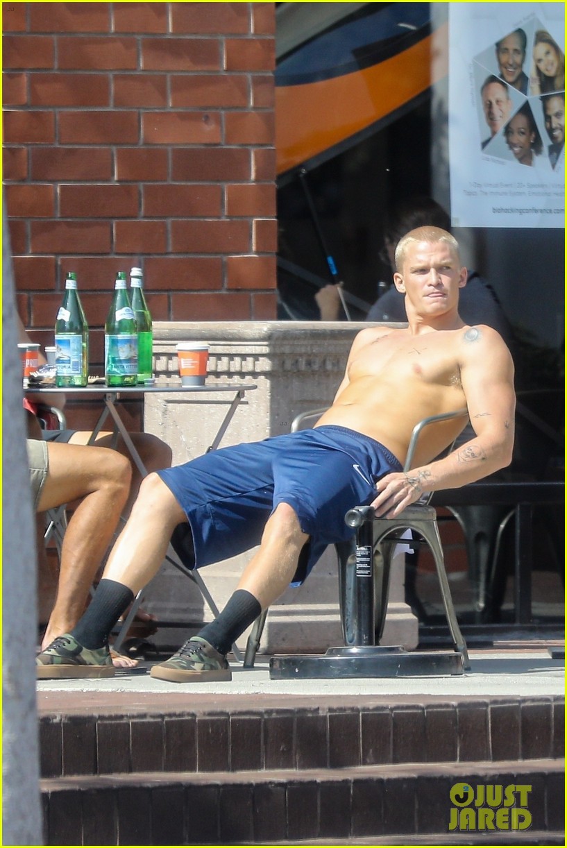 Cody Simpson Soaks Up the Sun in Venice With Friends | Photo 1298912 ...