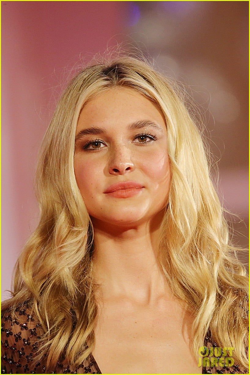 Alexa & Katie's Isabel May Glams Up for Her Very First Movie Premiere ...