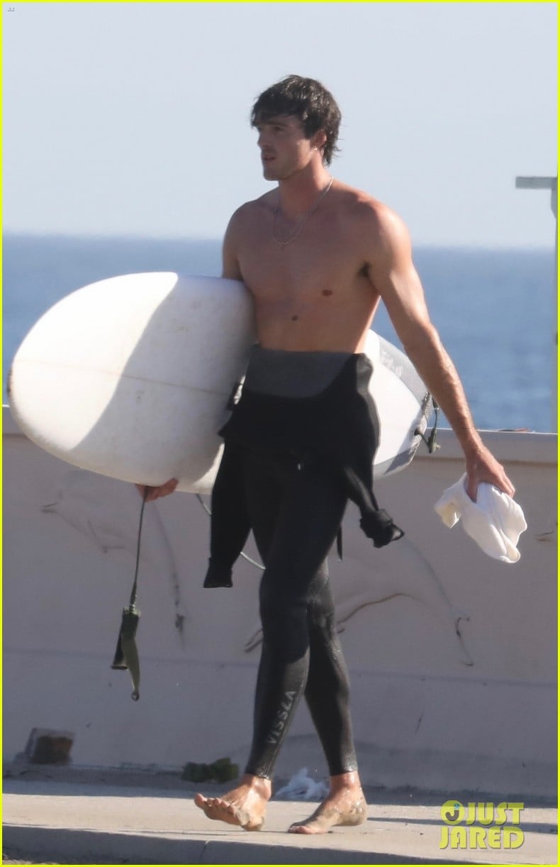 Jacob Elordi is Showing Off His Abs While at the Beach in Malibu ...