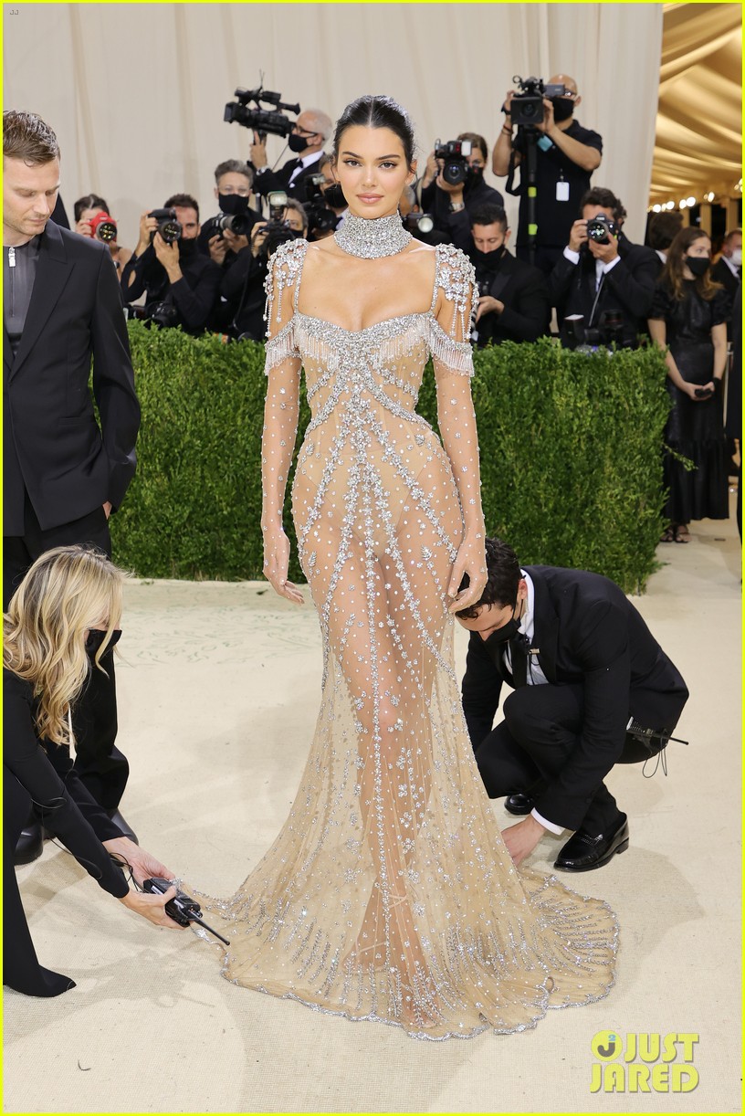 Gigi Hadid Has The Best Reaction To Kendall Jenner At Met Gala 2021