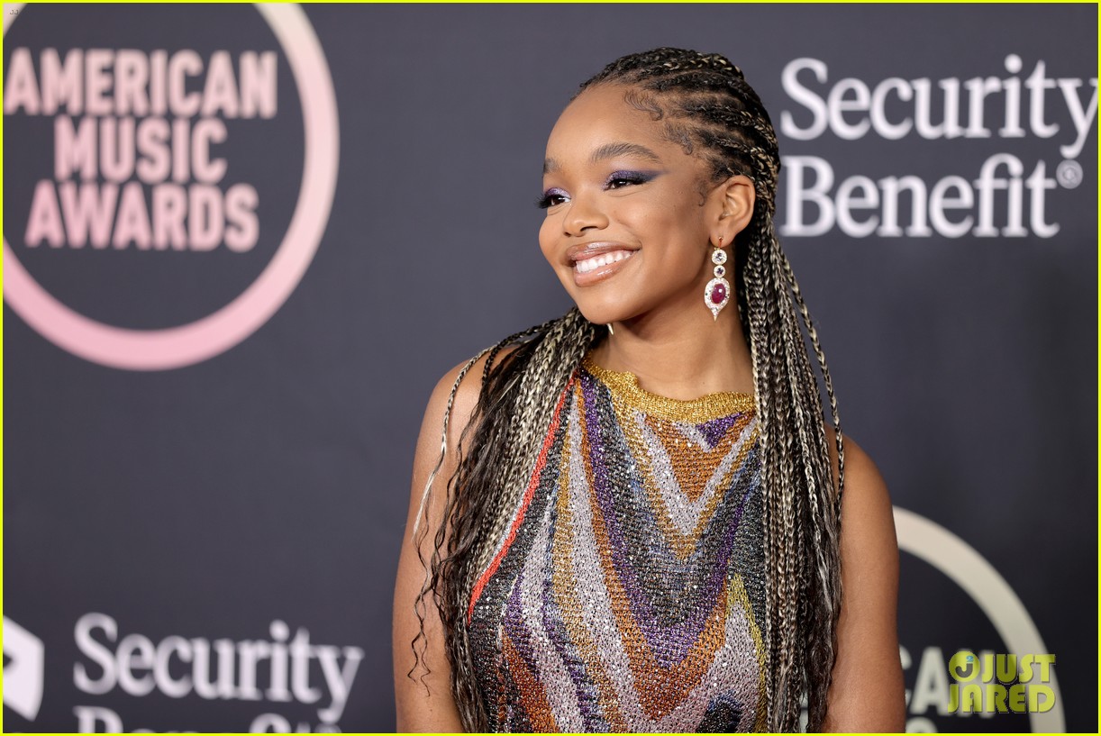 JoJo Siwa Stuns in An Elegant Black Gown at American Music Awards 2021 ...