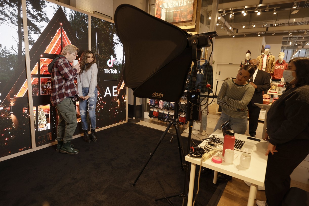 Addison Rae Celebrates The Holiday Season With 'Outer Banks' Stars ...