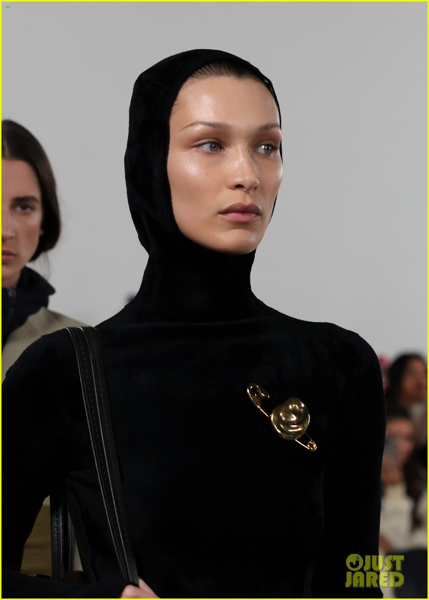 Bella Hadid Struts Her Stuff On The Proenza Schouler Runway See Pics