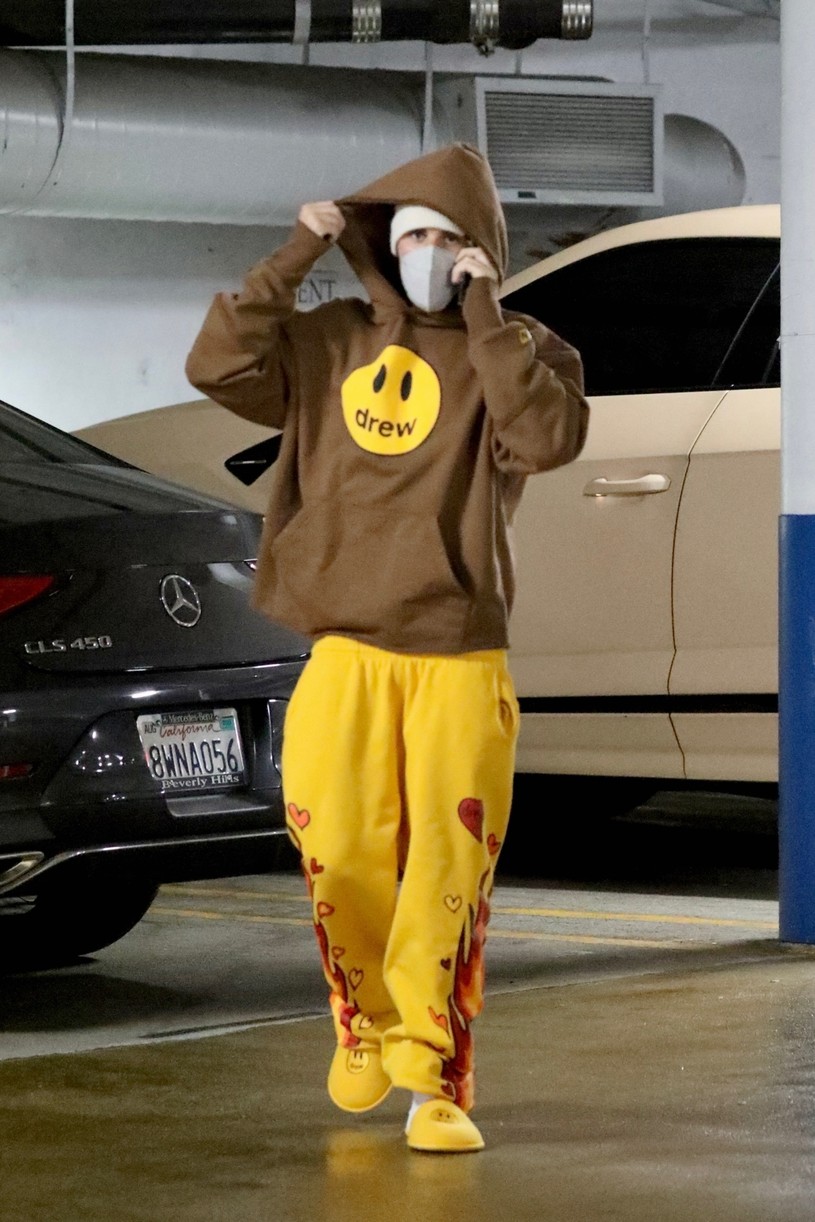 Justin Bieber Walks & Talks On His Phone in First Sighting Since COVID ...