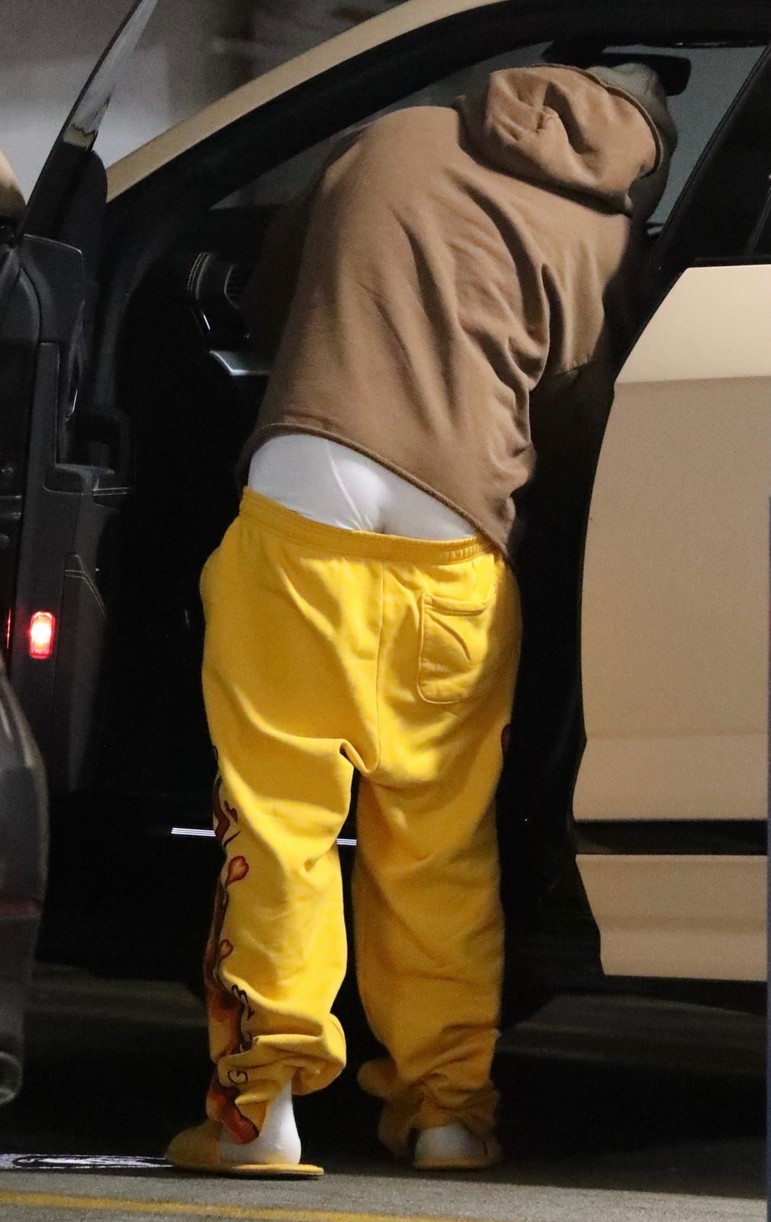 Justin Bieber Walks & Talks On His Phone in First Sighting Since COVID ...