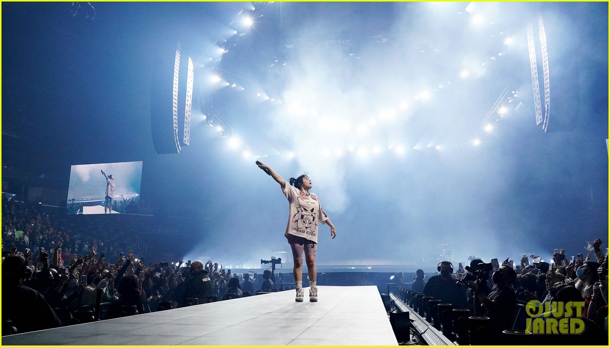 Billie Eilish Kicks Off 2022 Tour - See Photos & the Full Set List ...