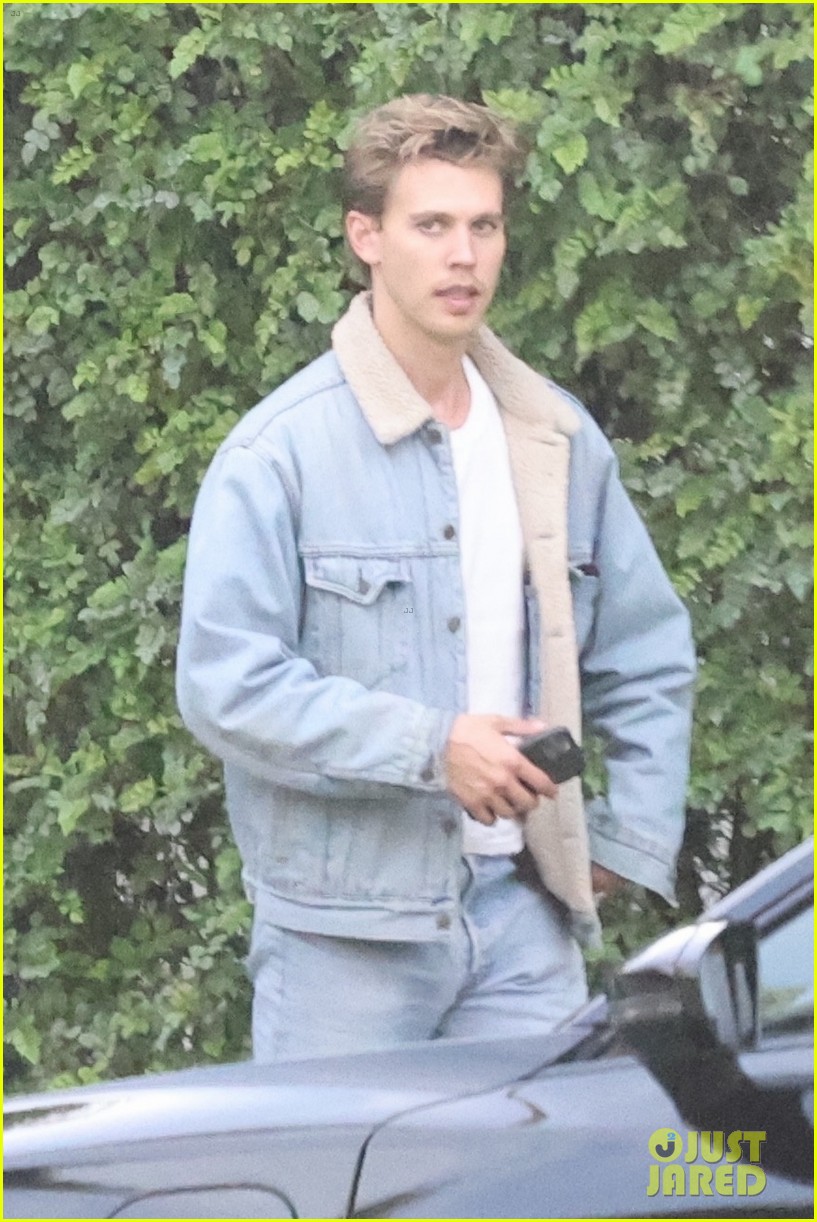 Austin Butler Hugs a Friend While Meeting Up In Los Angeles | Photo ...