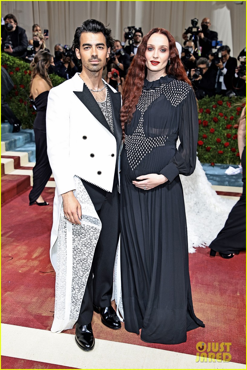 Joe Jonas & Sophie Turner Cradle Baby Bump No 2 at Met Gala 2022 (PHOTOS) | Photo 1346045 ...
