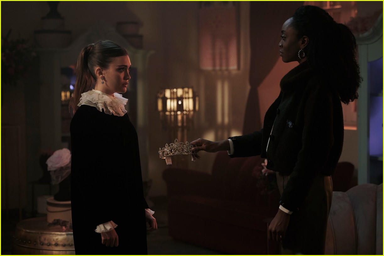 Sisi Stringer & Daniela Nieves Star In 'Vampire Academy' Trailer ...
