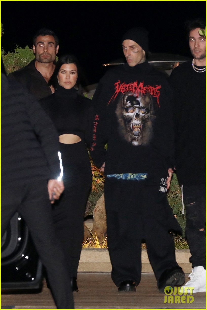 Charli D'Amelio & Boyfriend Landon Barker Hold Hands at His Dad Travis ...