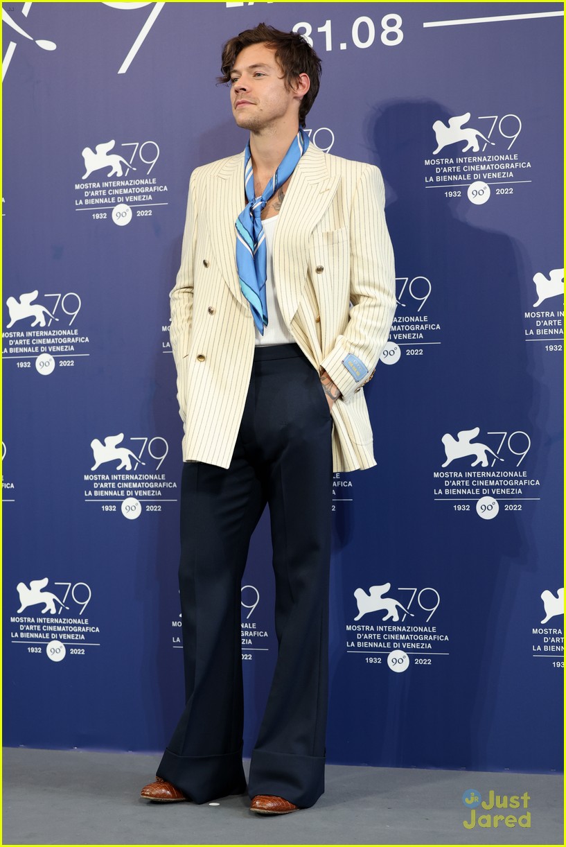 Harry Styles Joins 'Don't Worry Darling' Co-Stars at Venice Film ...