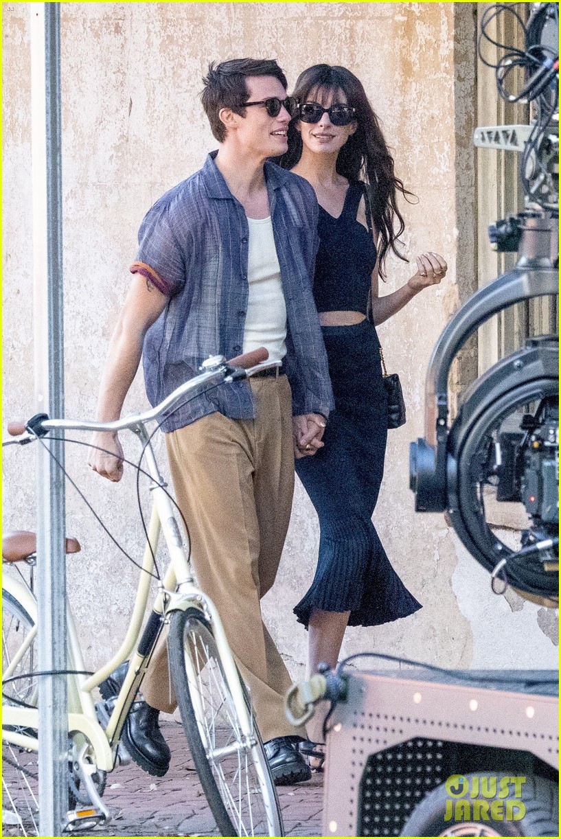 Nicholas Galitzine Wraps His Arm Around Anne Hathaway While Filming 'The Idea of You' | Photo ...