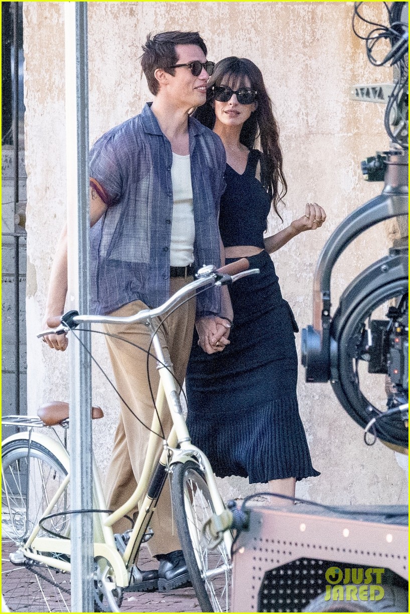Nicholas Galitzine Wraps His Arm Around Anne Hathaway While Filming 'The Idea of You' | Photo ...