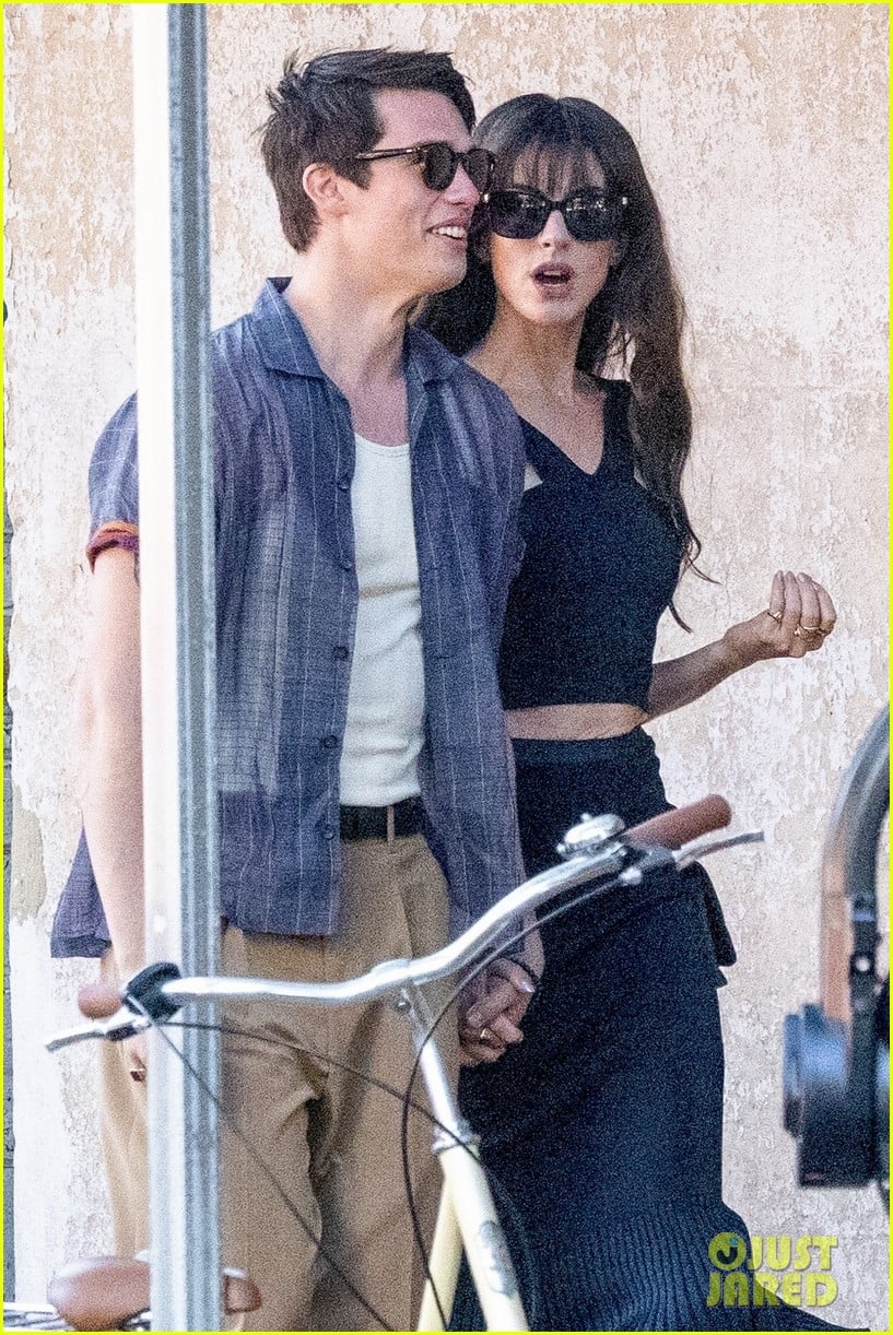 Nicholas Galitzine Wraps His Arm Around Anne Hathaway While Filming 'The Idea of You' | Photo ...