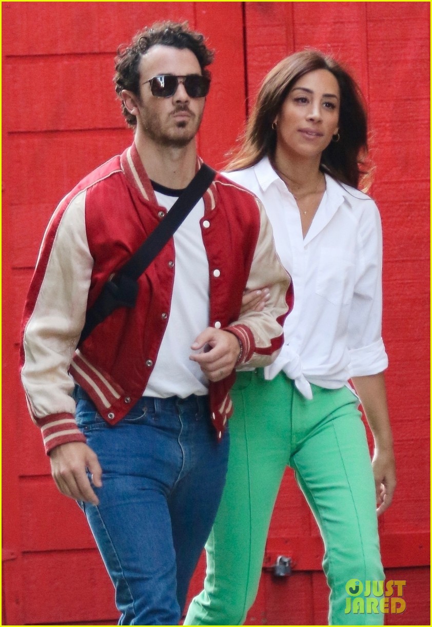 Kevin Jonas & Wife Danielle Jonas Go Shopping in Manhattan | Photo ...
