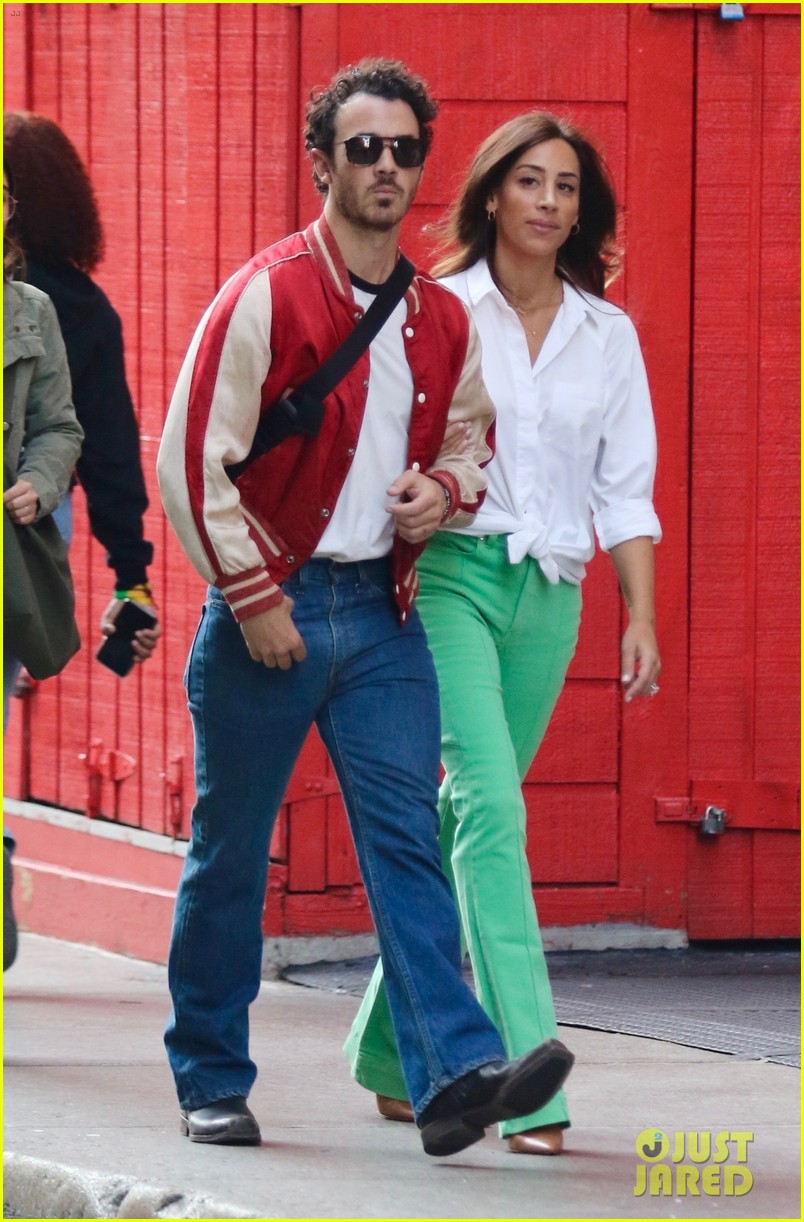 Kevin Jonas & Wife Danielle Jonas Go Shopping in Manhattan | Photo ...