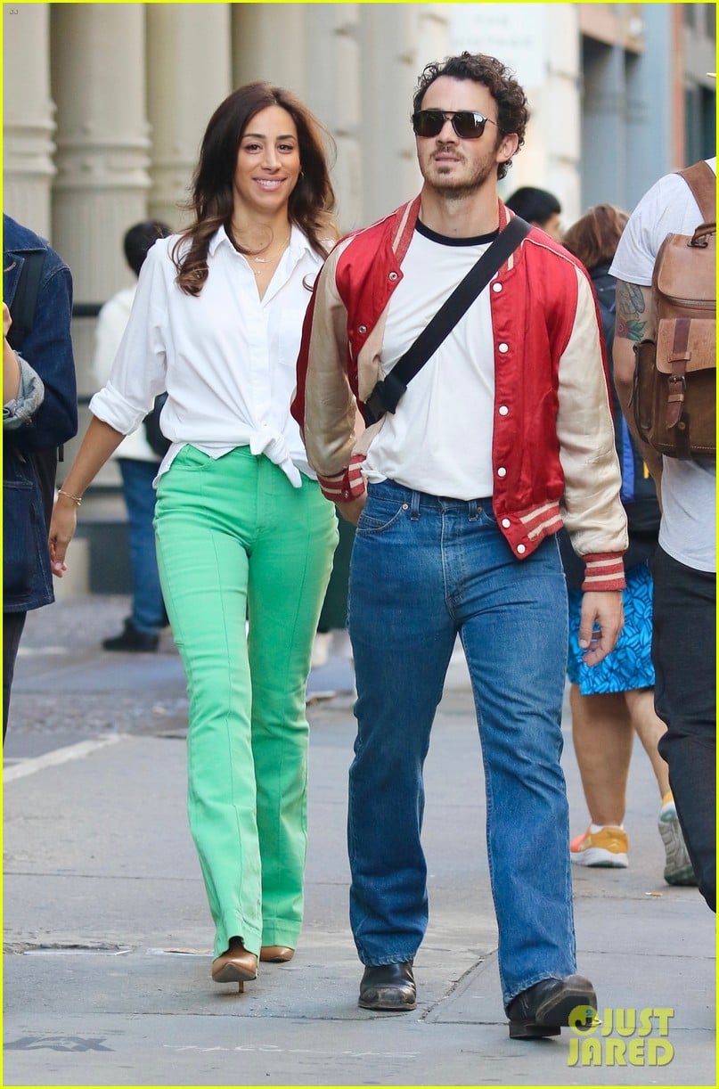 Kevin Jonas & Wife Danielle Jonas Go Shopping in Manhattan | Photo ...